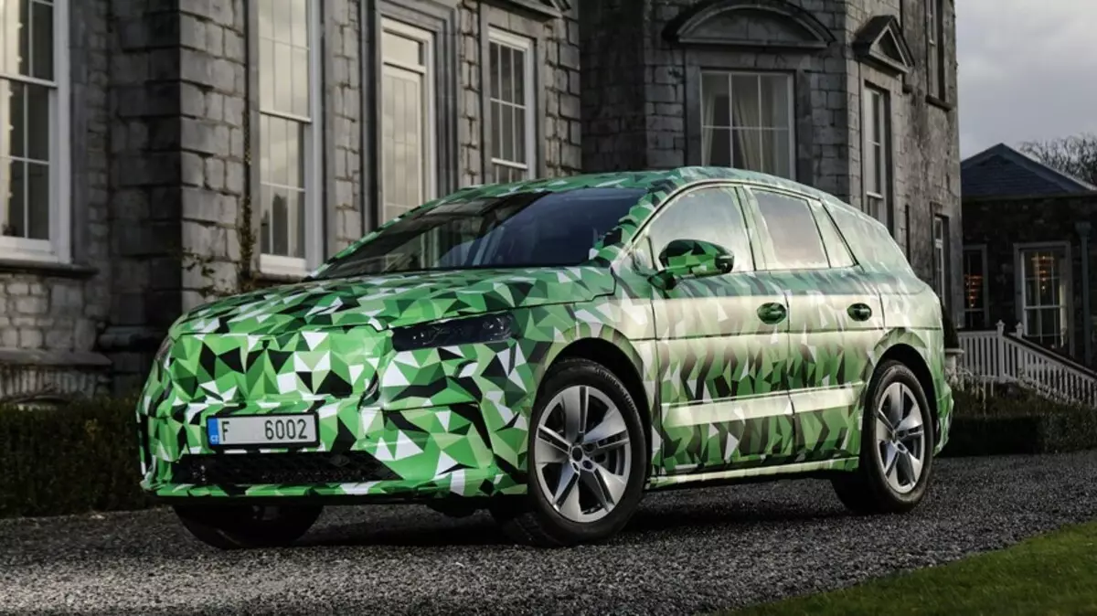 SKODA ENYAQ IV CROSOVER: Atgriezieties pie elektrostacijas līdz 306 ZS, rezerves gājiens - līdz 500 km 32667_1