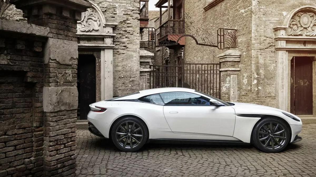 Aston_martin_db11_v8_V8_1