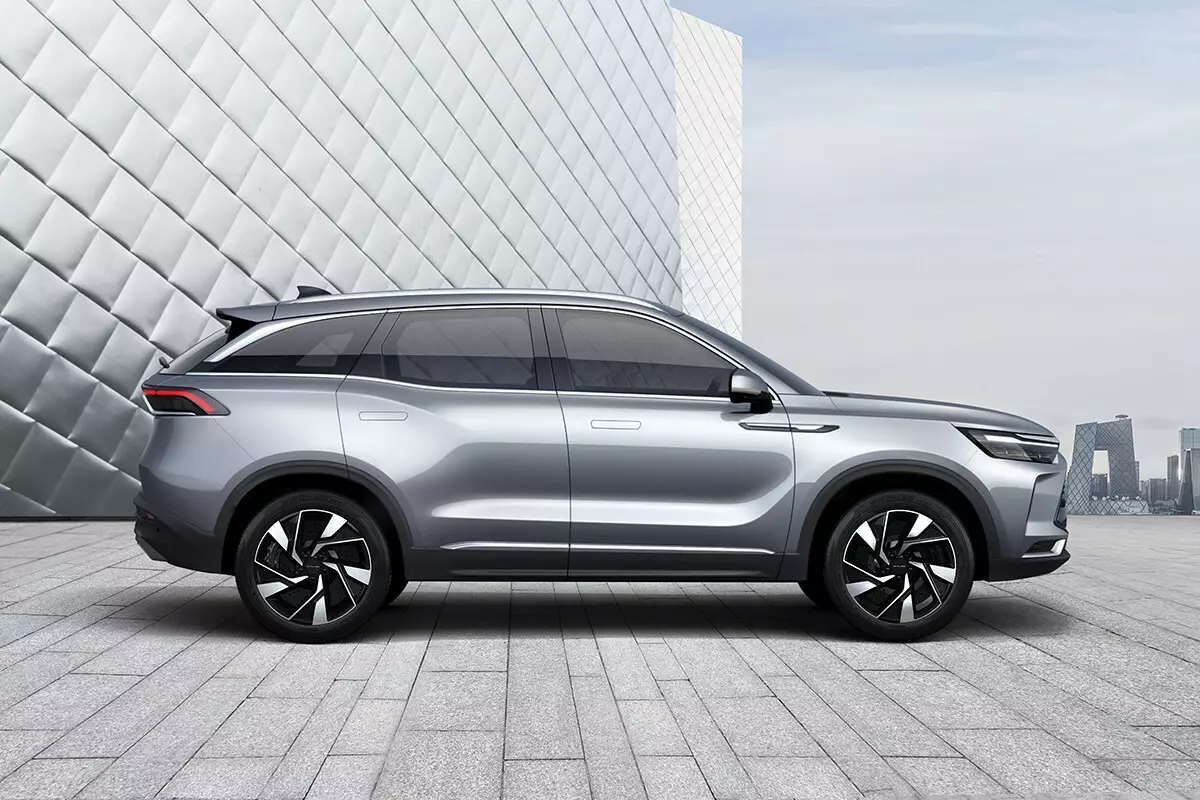 Baic Beijing X7 на германски дрожди: нова платформа, нов стил и телевизор от Mercedes ... 33108_1