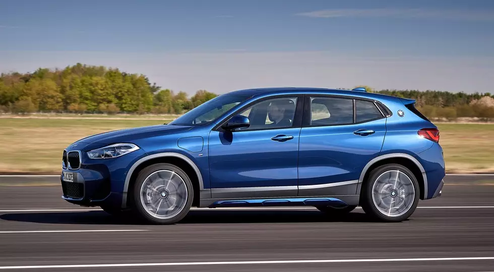 BMW X2 پارڪرٽٽر هڪ ريچارجبل هائبرڊ بڻجي ويو. ٻيا نوان ڪپڙا آهن 33201_8