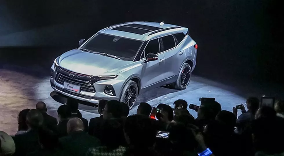 Sèt-seater chevrolet blazer: make nan supil sou detay yo, men karakteristik sa yo yo toujou fusionné 33381_4