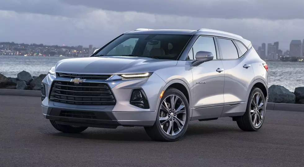 Sèt-seater chevrolet blazer: make nan supil sou detay yo, men karakteristik sa yo yo toujou fusionné 33381_6