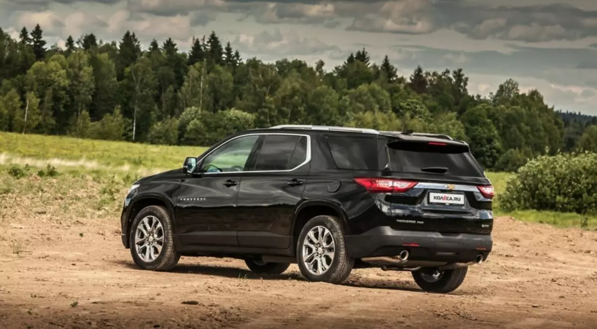 Chevrolet Reesen Overtook Tahoe a Russland, awer ni zu Konkurrenten koumen 33442_2