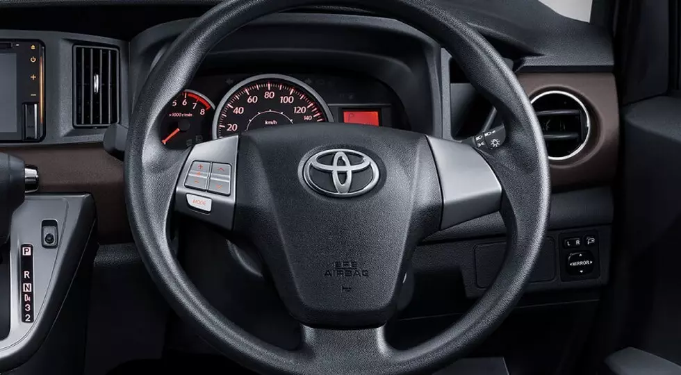 Ven Toyota maka rubles 632,000: mmelite ihe karịrị a tụrụ anya ya. Ejima na-emekwa ka ejima nweta ume 33498_6