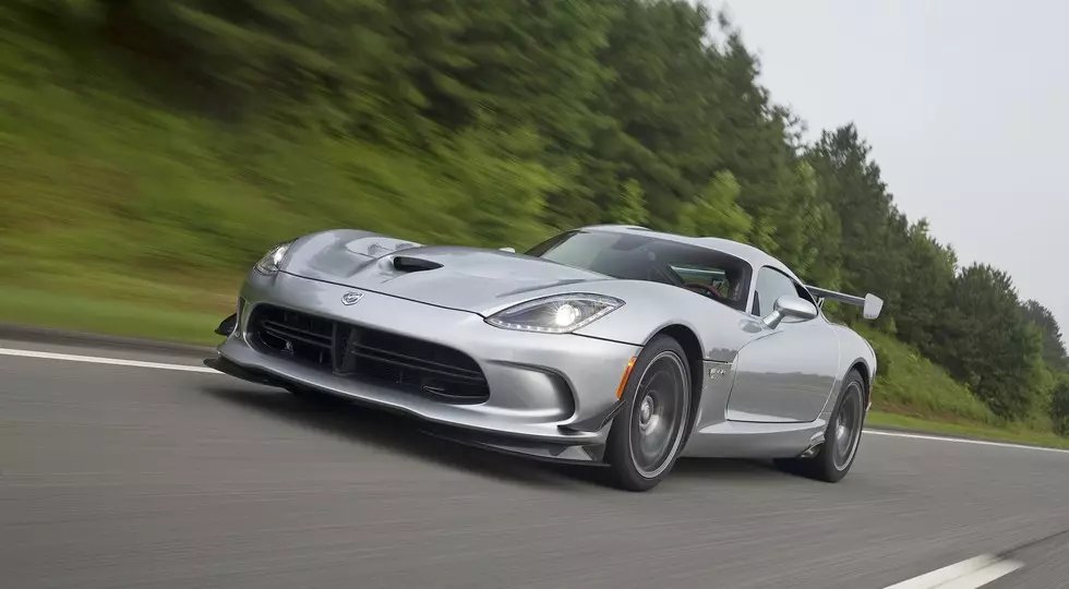 Supercar Dodge Viper ferliet de transportoer foarôf 33542_3