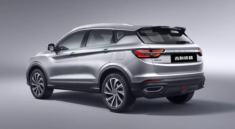 New Geely Crossover: Ny turbosways sy ny vidiny dia ambany noho Atlas. Ny modely dia hiditra any Rosia 33823_2