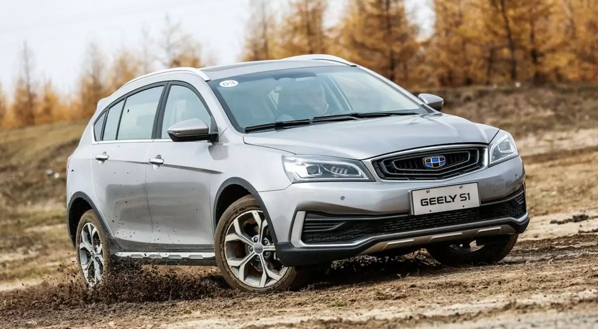 Die Geely Emgrand Crossover het in die kruising van die luikrug verander, is een jaar na die première opgedateer 33859_1