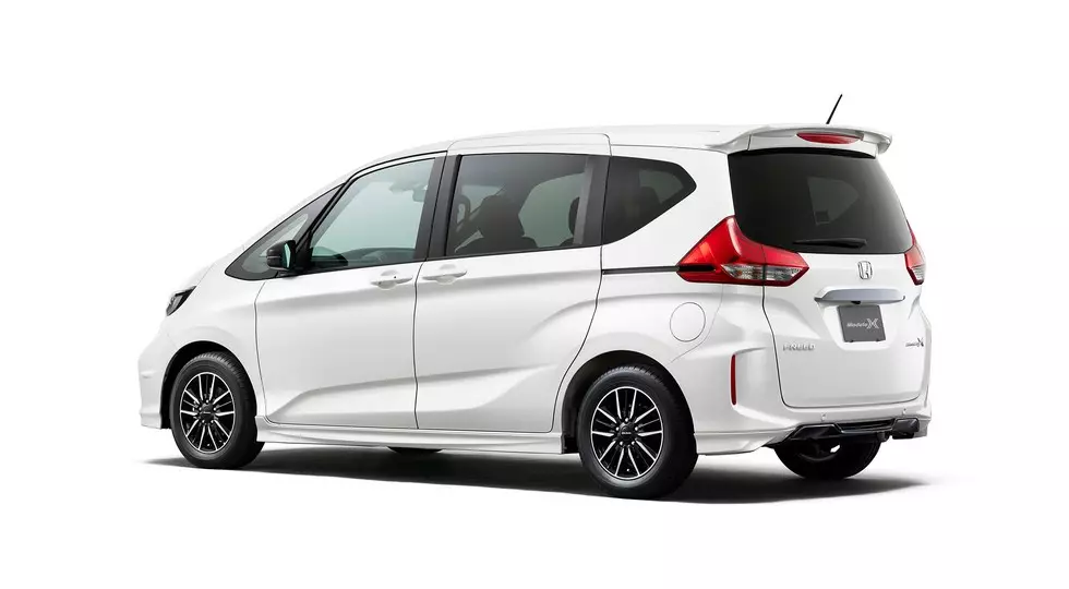 Кампактвэн Honda Freed Modulo X: рэстайлінг не зрабiў «спартыўную» версію магутней 33966_2