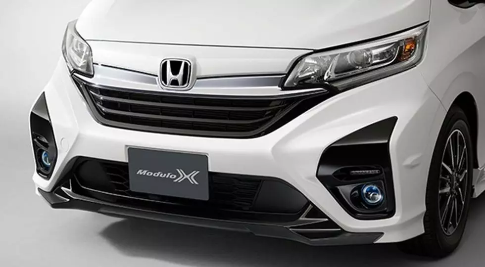 Кампактвэн Honda Freed Modulo X: рэстайлінг не зрабiў «спартыўную» версію магутней 33966_5