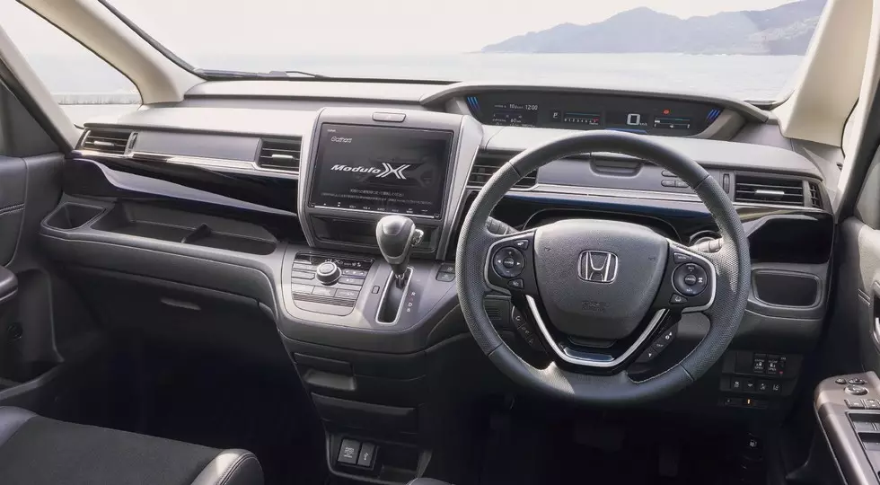 Кампактвэн Honda Freed Modulo X: рэстайлінг не зрабiў «спартыўную» версію магутней 33966_9