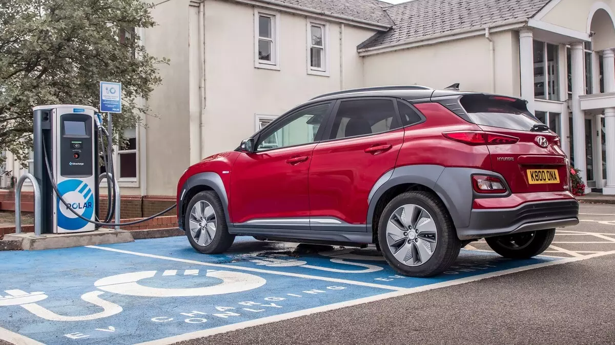 Hyundai Kona Electric Crossovers trochgean te ferbaarnen, sels nei herinnering 34067_1