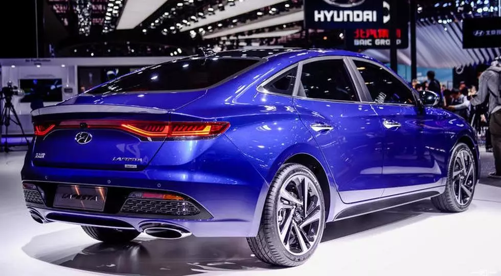 El nuevo sedán Hyundai llamó igual que el modelo Nissan. 34079_3