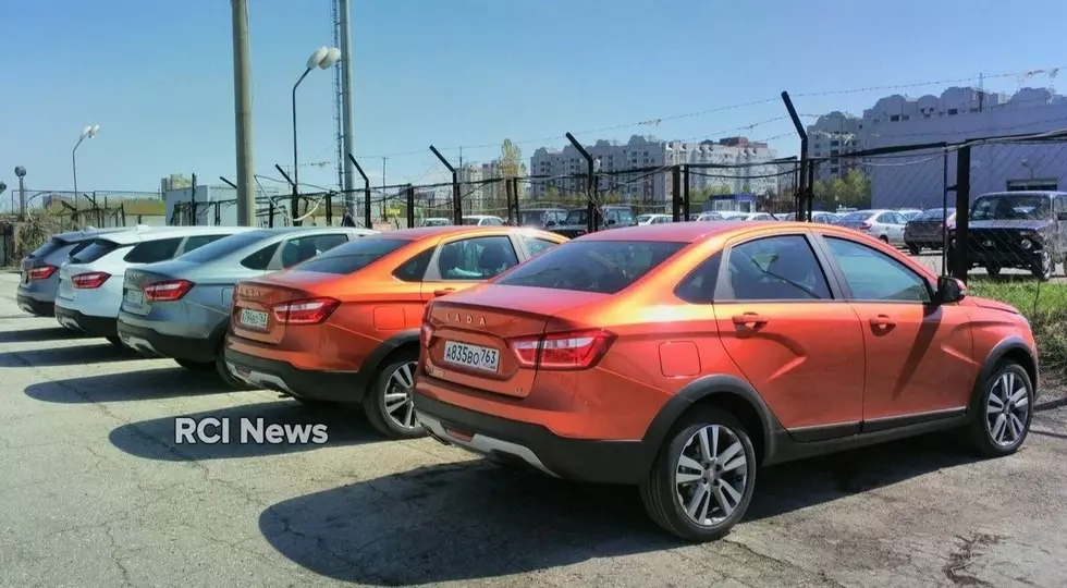 Седаны Lada Vesta Cross сфатаграфавалі на пляцоўцы дылера 34302_6