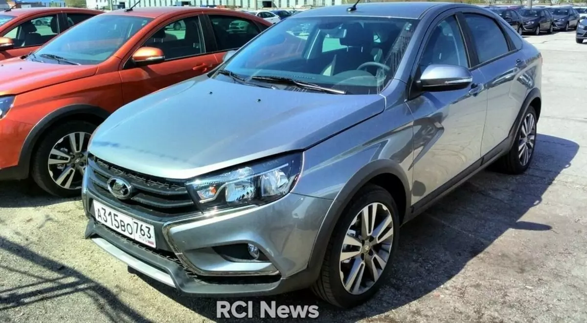 Седани Lada Vesta Cross сфотографували на майданчику дилера 34302_8