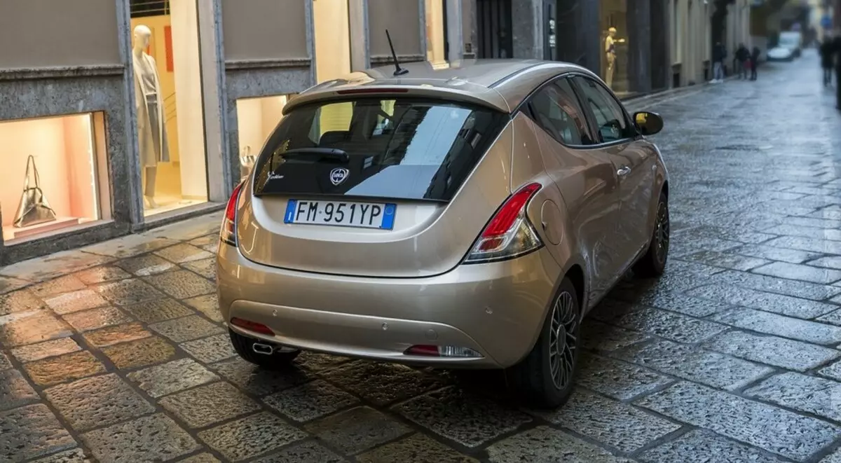 Lancia a légèrement mis à jour son seul modèle 34327_9