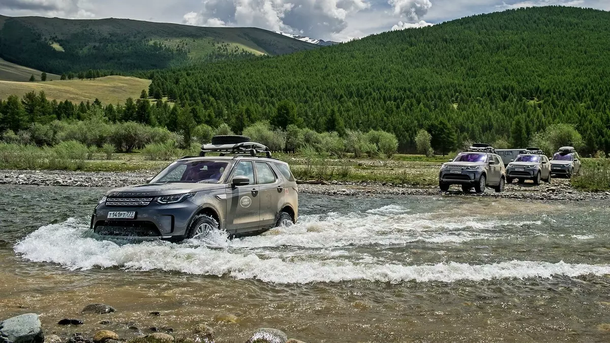 Хрышчэнне вадой: экспедыцыйны тэст-драйв Land Rover Discovery 5 34333_17