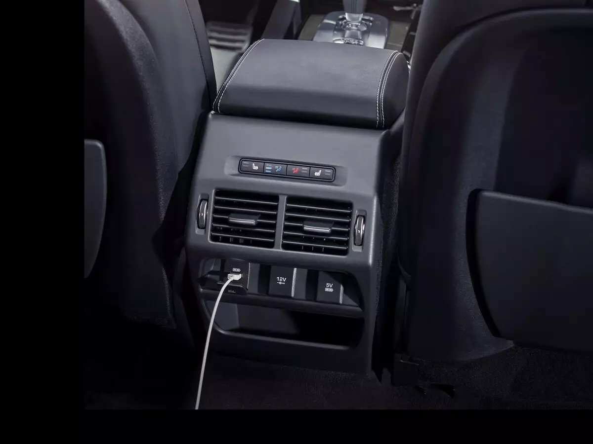 Opgedateer Land Rover Discovery Sport: sagte hibridisering en harde virtualisering 34334_13