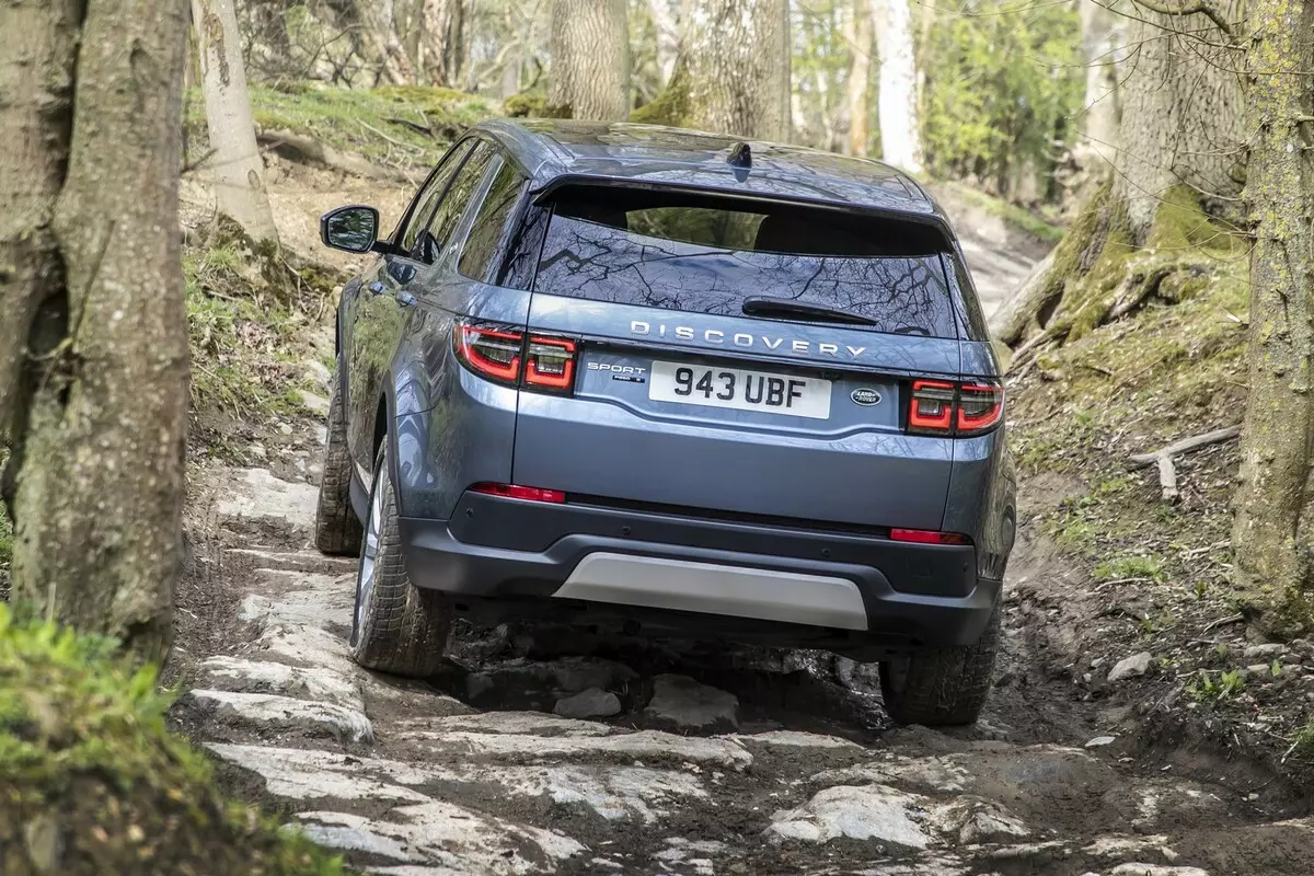 Updated Land Rover Discovery Sport: Мека хибридизация и твърда виртуализация 34334_19