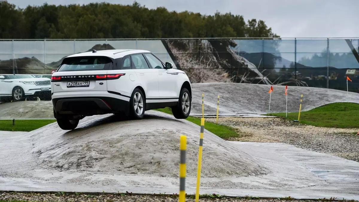 Between Sports and Evok: First Test Drive Range Rover Velar 34345_23