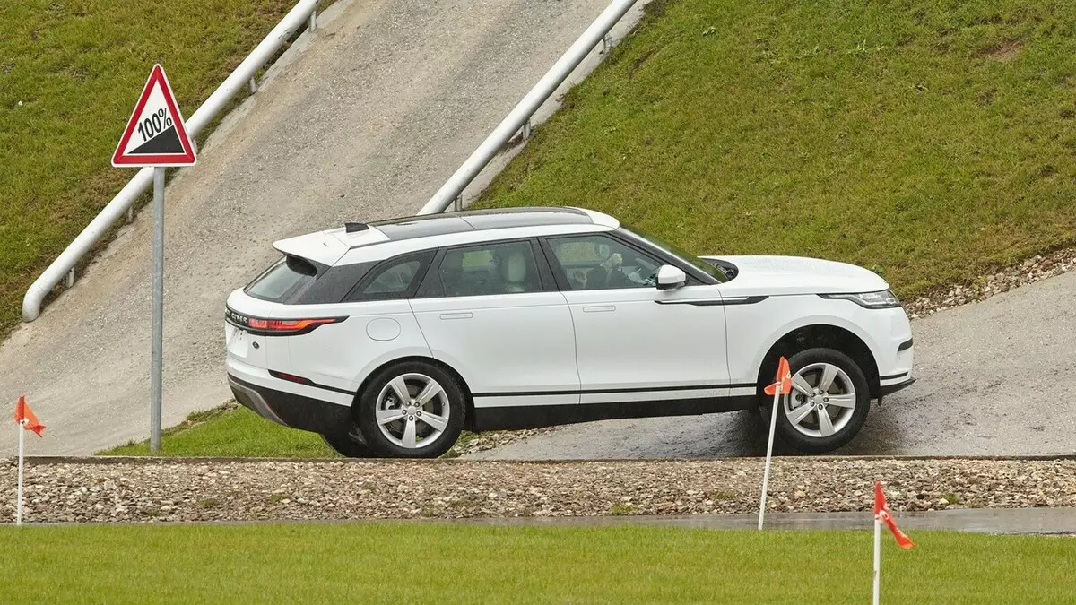 Between Sports and Evok: First Test Drive Range Rover Velar 34345_38