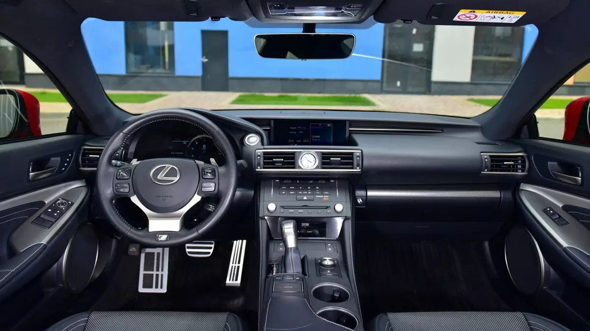 Sarkanā mašīna: LEXUS RC200T TEST DRIVE 34382_21