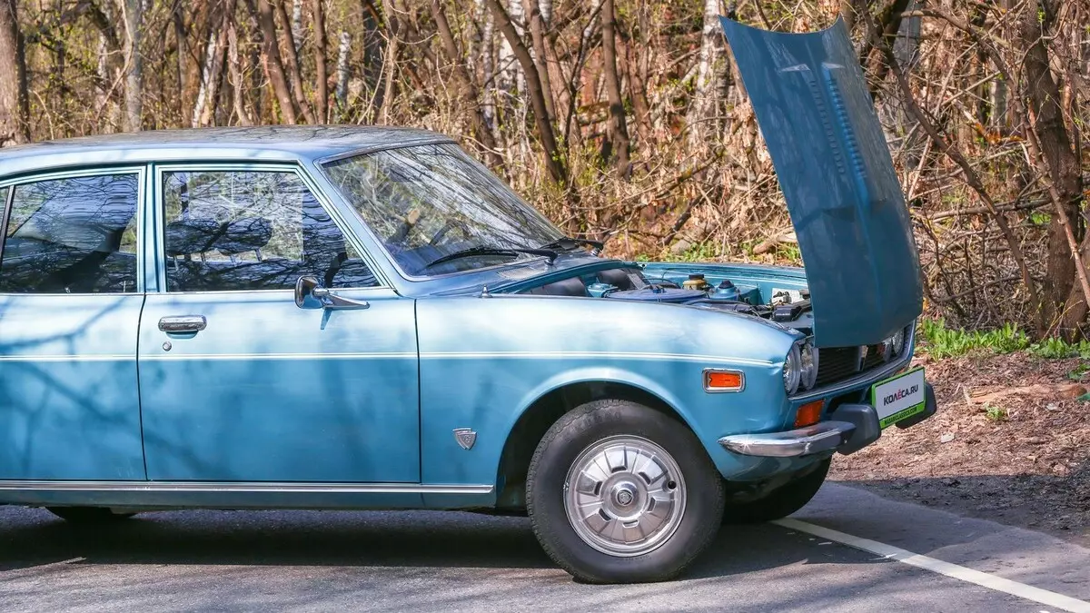 Mazda Rx-2 biru dengan tudung terbuka (2)