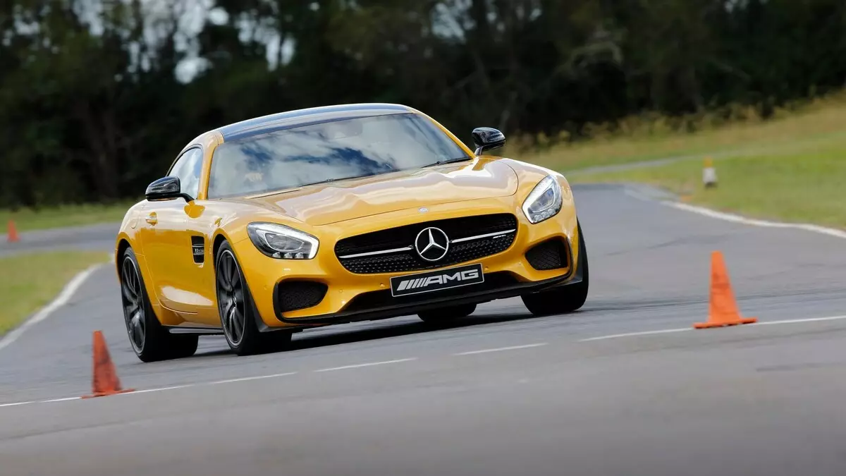 Mercedes-AMG zbuduje nowy samochód sportowy z dwukliwym silnikiem turbo 34610_1