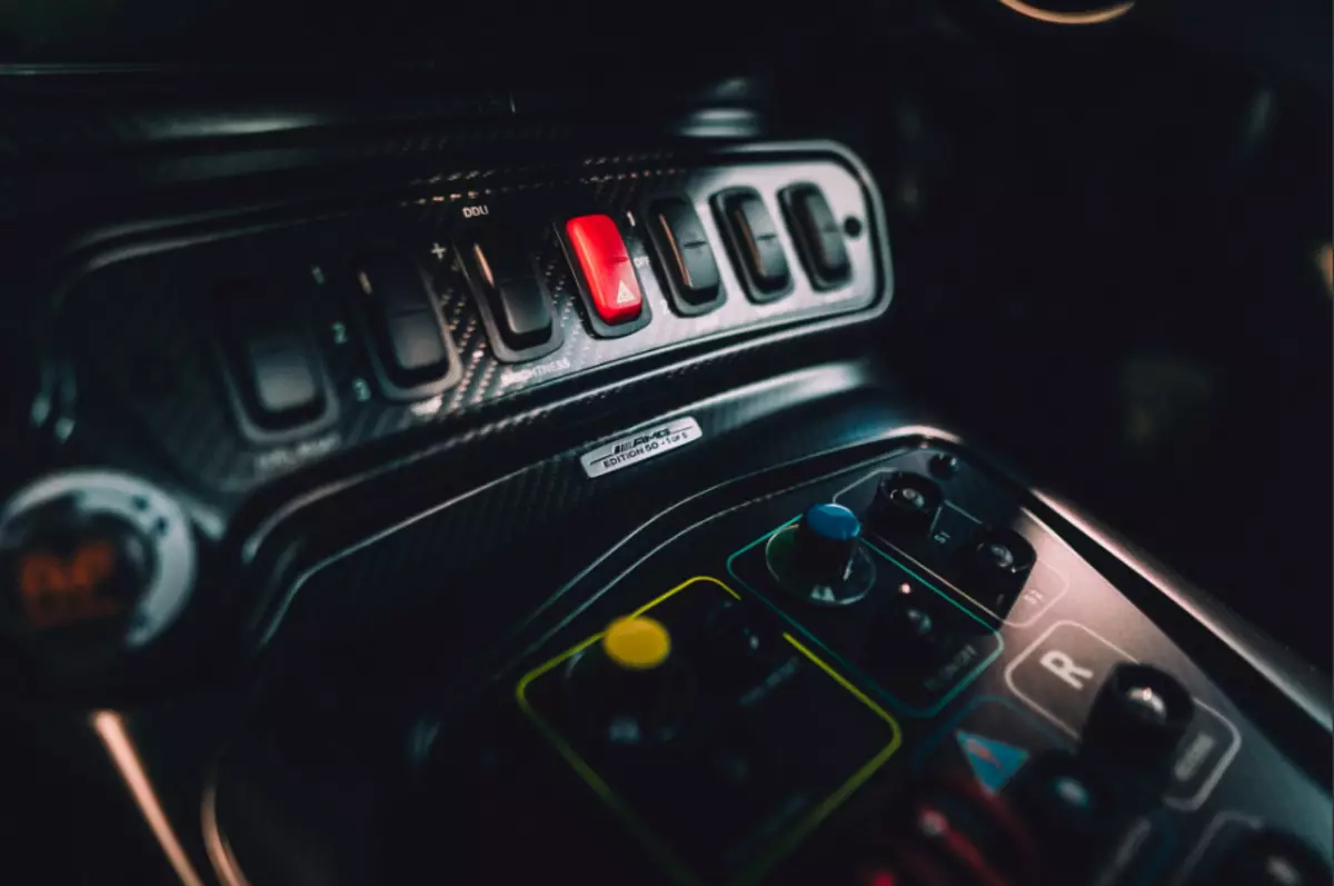 梅賽德斯-AMG介紹了一個罕見的賽車艙GT3版50 34618_4