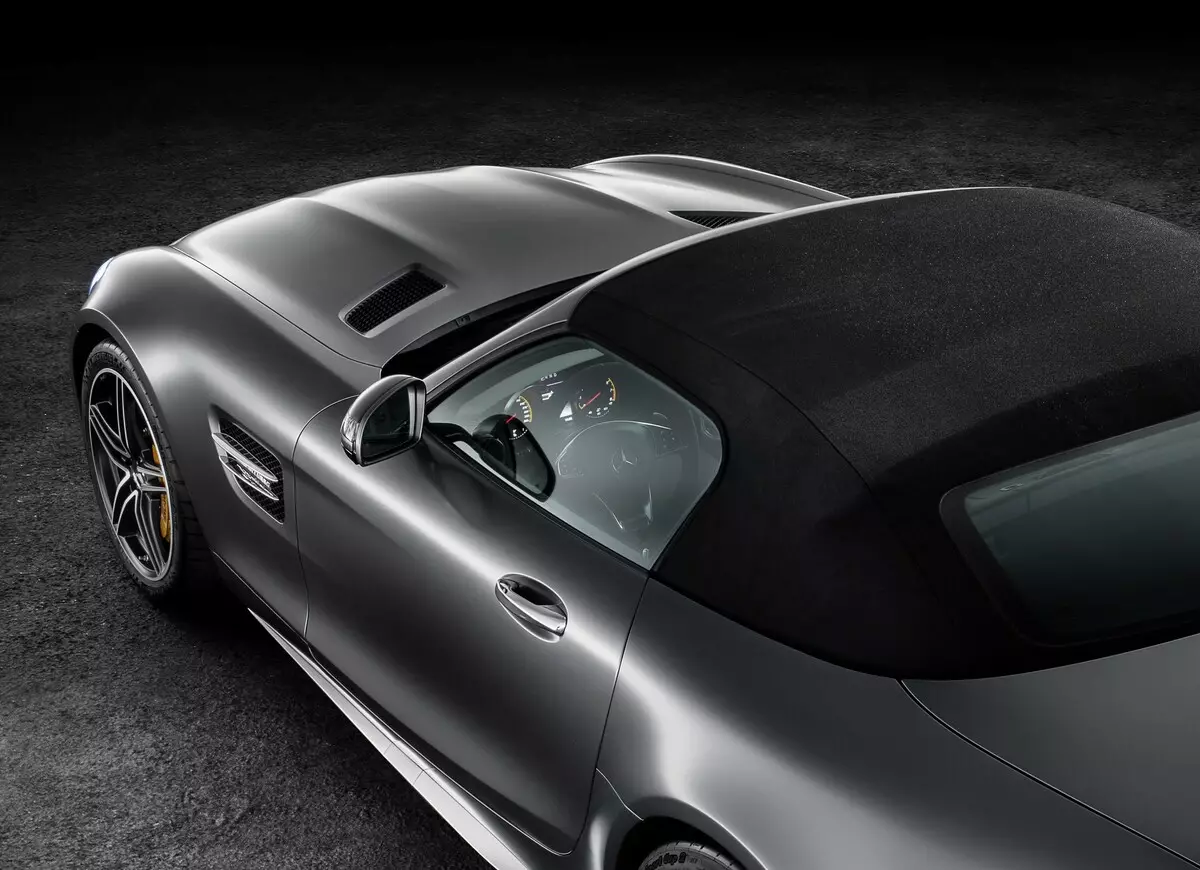 The most beautiful Mercedes lost the roof: Mercedes-AMG GT Roadster is presented 34624_13