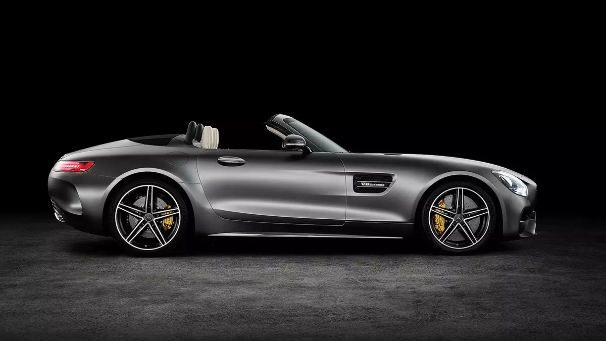 The most beautiful Mercedes lost the roof: Mercedes-AMG GT Roadster is presented 34624_4