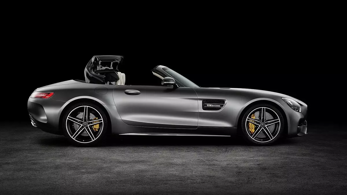 The most beautiful Mercedes lost the roof: Mercedes-AMG GT Roadster is presented 34624_5