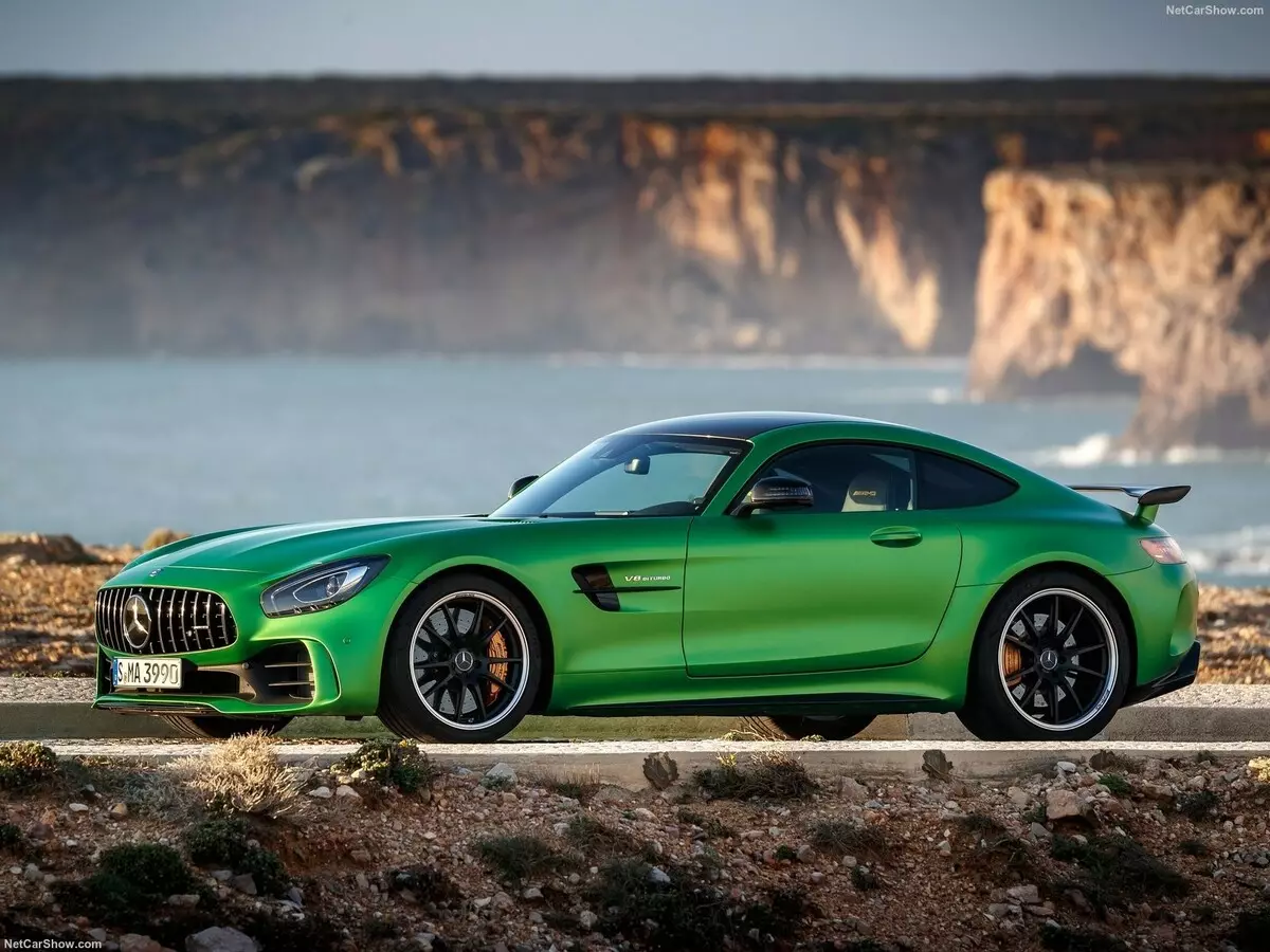 Ang unang pagsubok ng Mercedes-AMG GT R: agresibo, ngunit predictable 34628_1