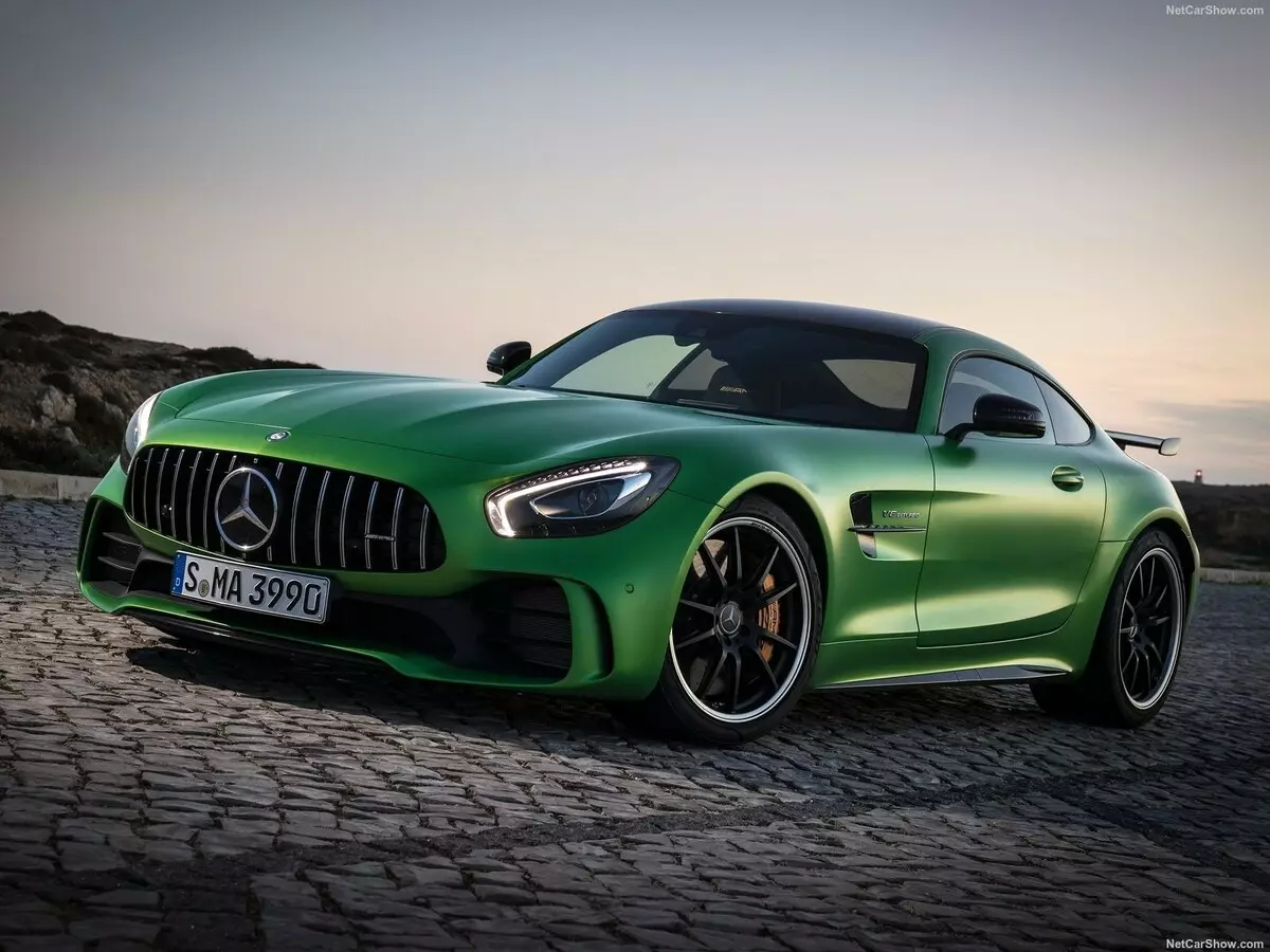 Ang unang pagsubok ng Mercedes-AMG GT R: agresibo, ngunit predictable 34628_2