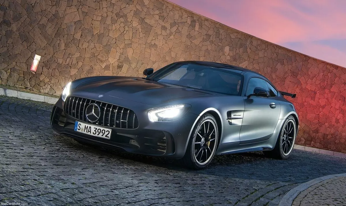 Ang unang pagsubok ng Mercedes-AMG GT R: agresibo, ngunit predictable 34628_3