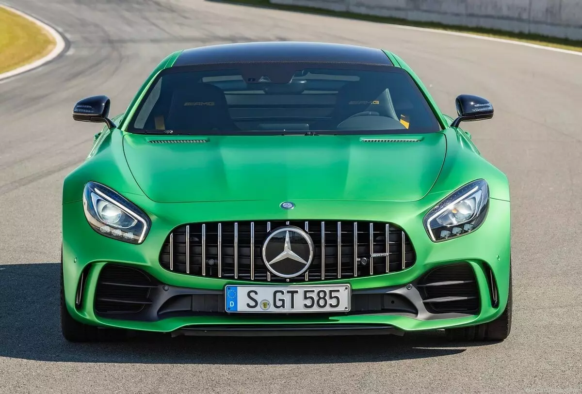 Ang unang pagsubok ng Mercedes-AMG GT R: agresibo, ngunit predictable 34628_7