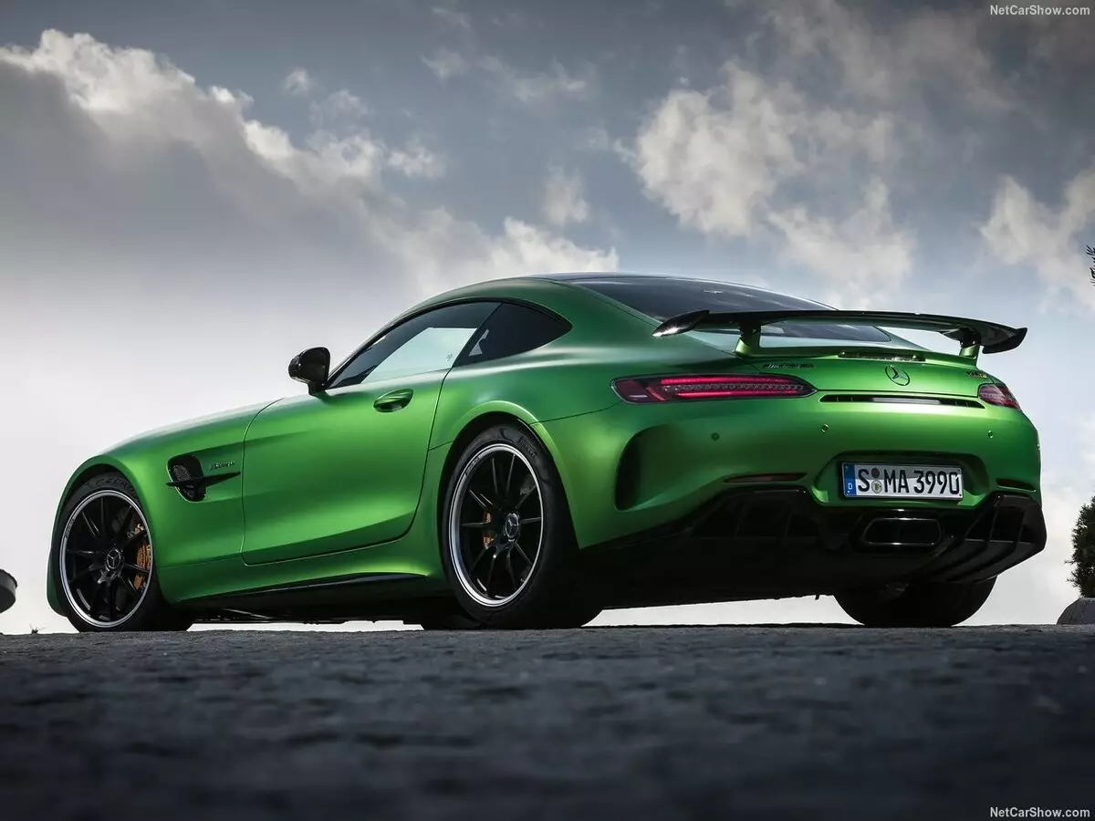 Ang unang pagsubok ng Mercedes-AMG GT R: agresibo, ngunit predictable 34628_8