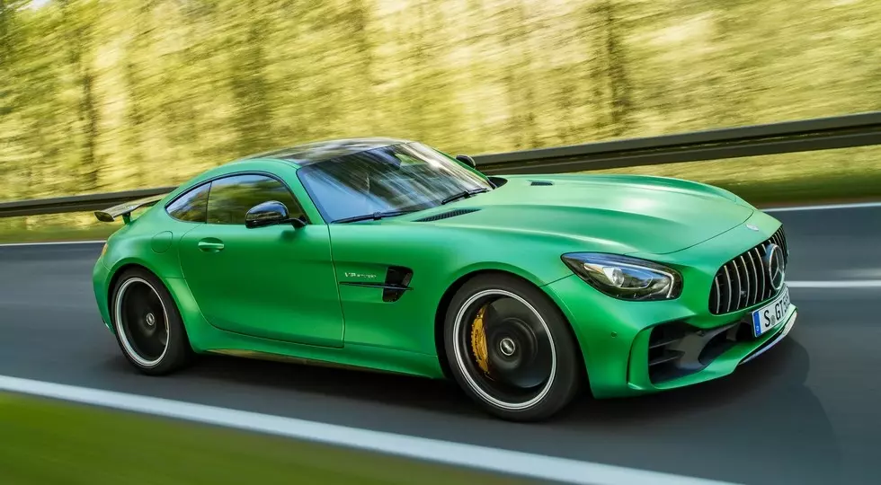 Зураг дээр: Мерседес-AMG GT R