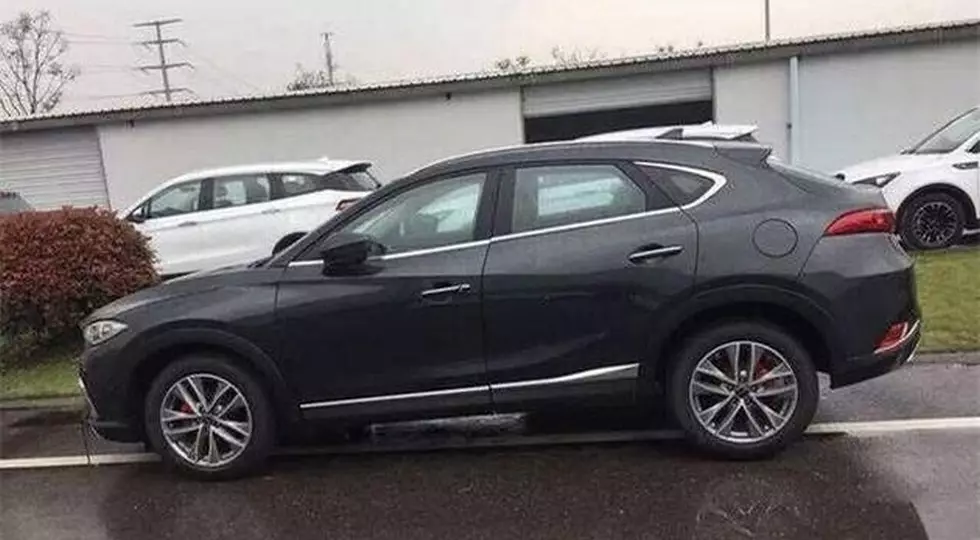 Čínsky klon Mazda CX-4 klesol kamufláž 34641_6