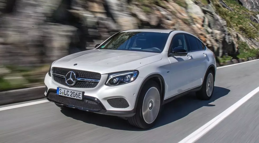 Новиот Mercedes-Benz GLC Coupe Crossover ќе се појави во Русија оваа година. 34684_1