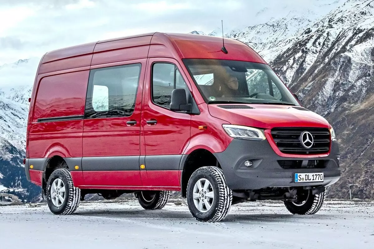 Pli freŝa ol GLS: Nova Mercedes-Benz Sprinter 4 × 4 alvenis al Rusujo 34715_3