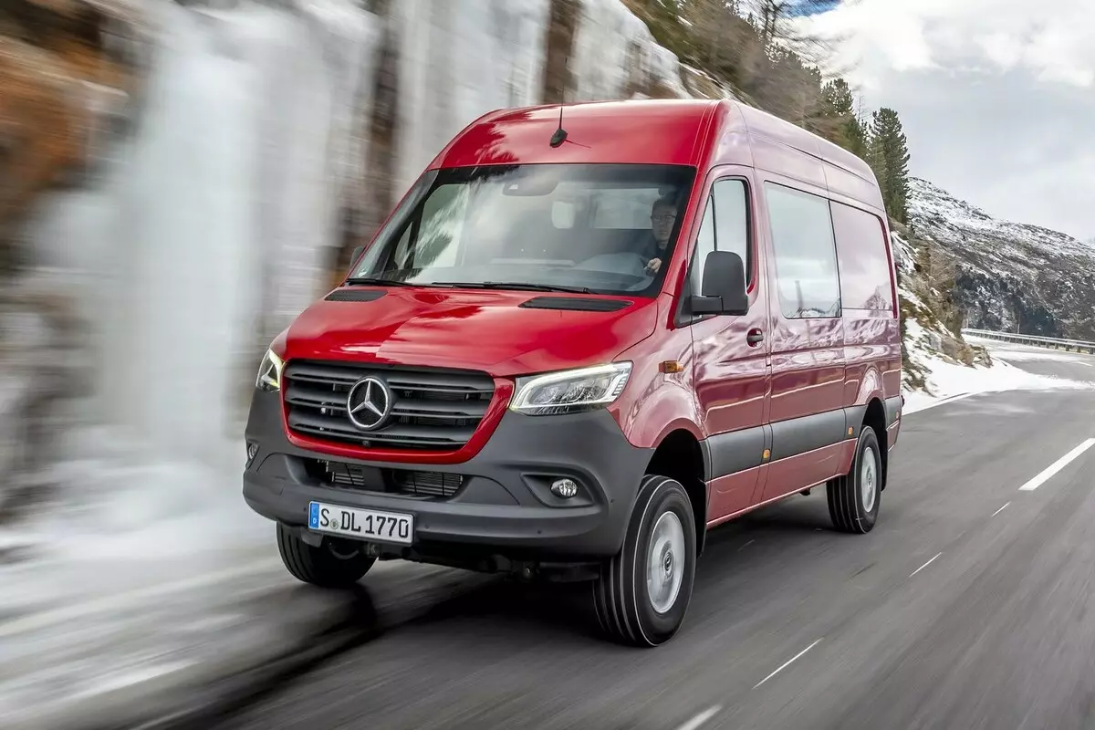 Pli freŝa ol GLS: Nova Mercedes-Benz Sprinter 4 × 4 alvenis al Rusujo 34715_7