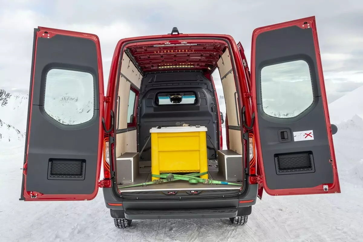 Cooler que GLS: Nova Mercedes-Benz Sprinter 4 × 4 va arribar a Rússia 34715_8