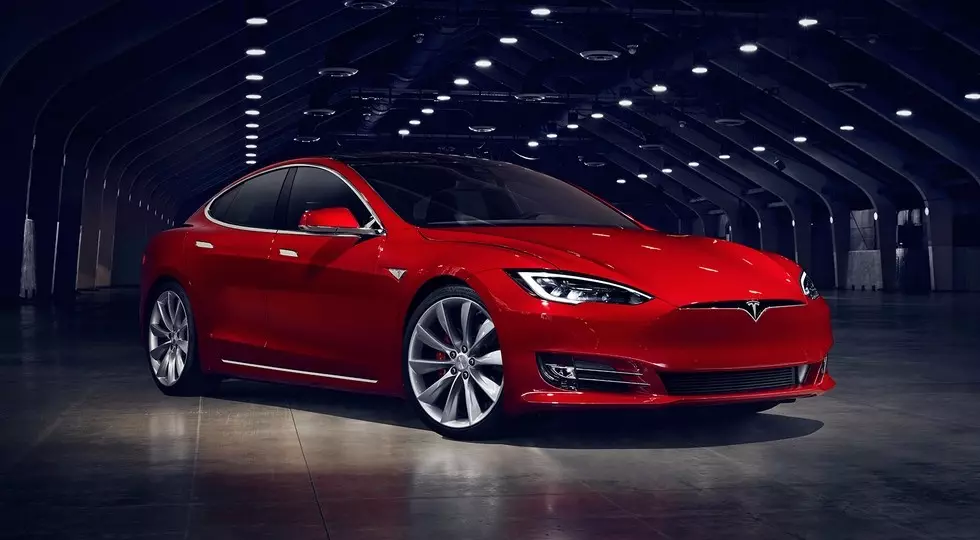 Hauv daim duab: Tesla Qauv S