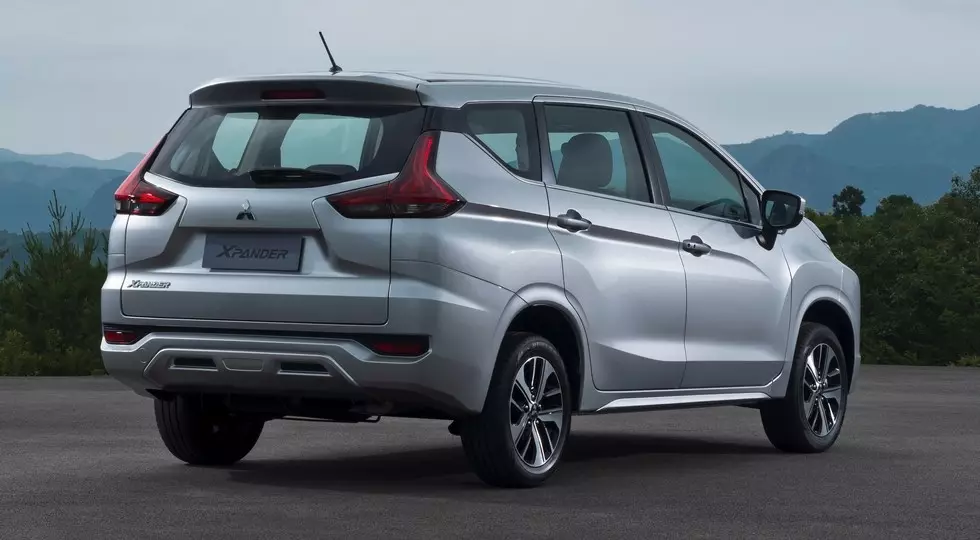 Mitsubishi XPander ass e bësse méi Premium um Hannergrond vum Verloscht drop ginn 34790_3