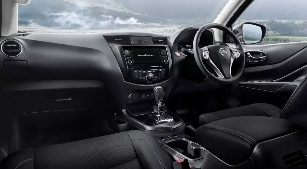 프레임 SUV Nissan Terra는 2020 년 모델로 가져 왔습니다. Main Updates는 X-Terra를 획득했습니다. 34861_2