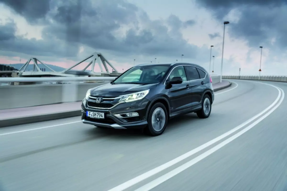 Honda dielde de details oer de bywurke CR-V en neamde syn priis 3513_3