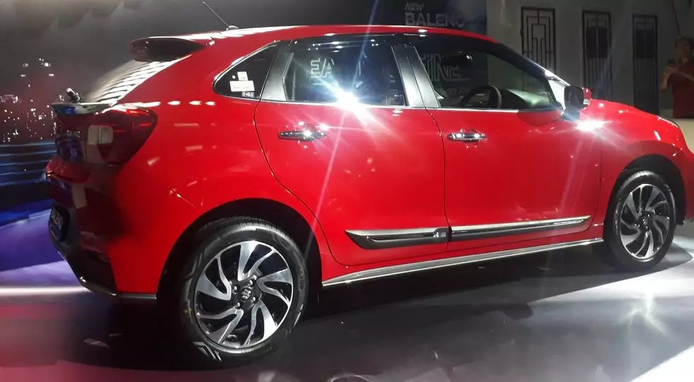 Isa pang na-update na Suzuki Baleno: sa isang costume ng Turbulesta, ngunit may isang 