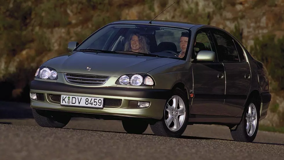 Na fotografiji: Toyota Avensis Sedan '1997-2000