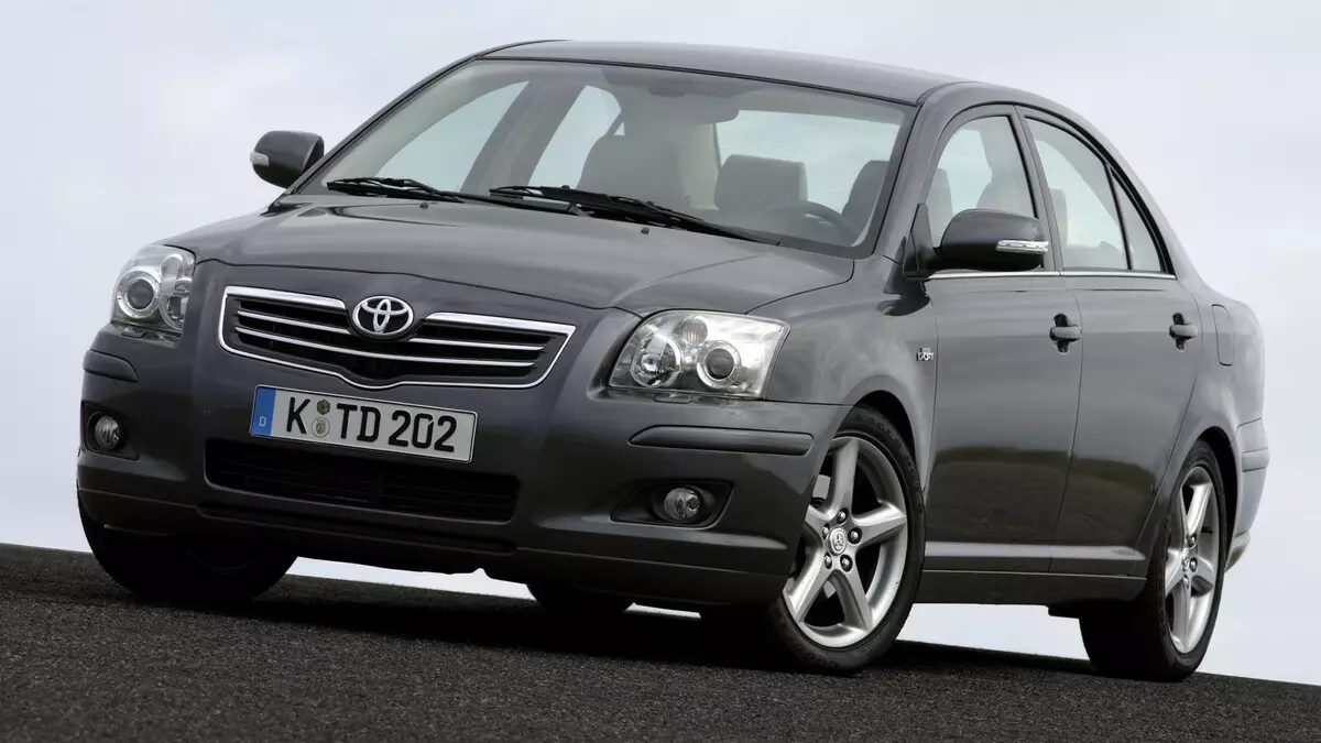 在照片中：Toyota Avensis Sedan'2006-08