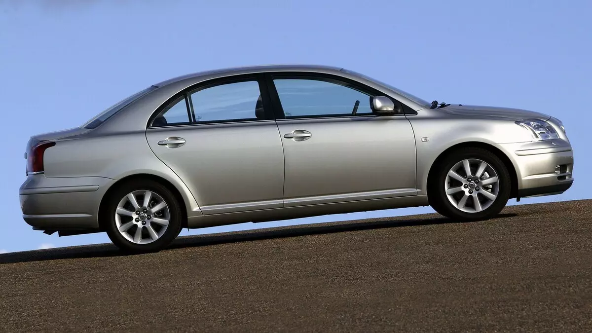 تصویر میں: ٹویوٹا Avensis Sedan '2003-06.